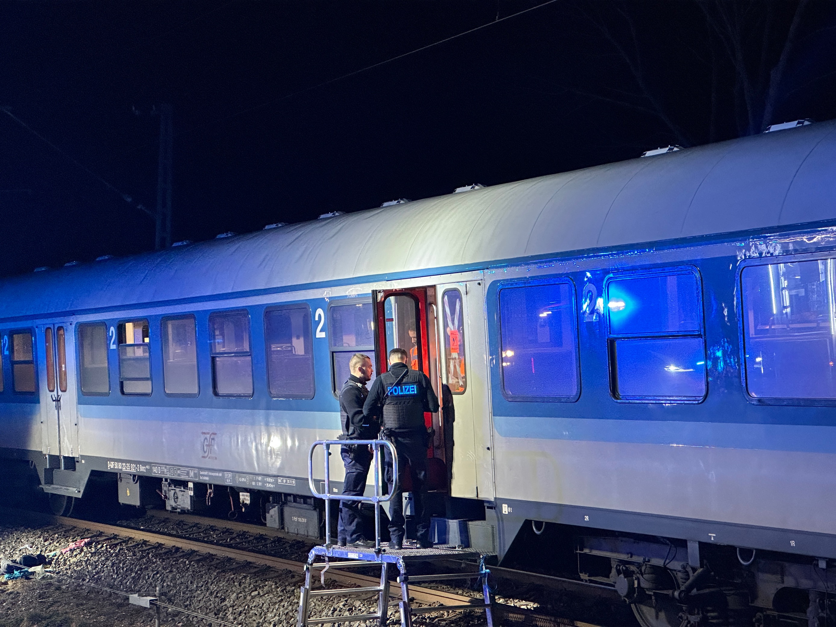 Vorfall auf der Riesbahn: Frau wird von Zugtür eingeklemmt und ...