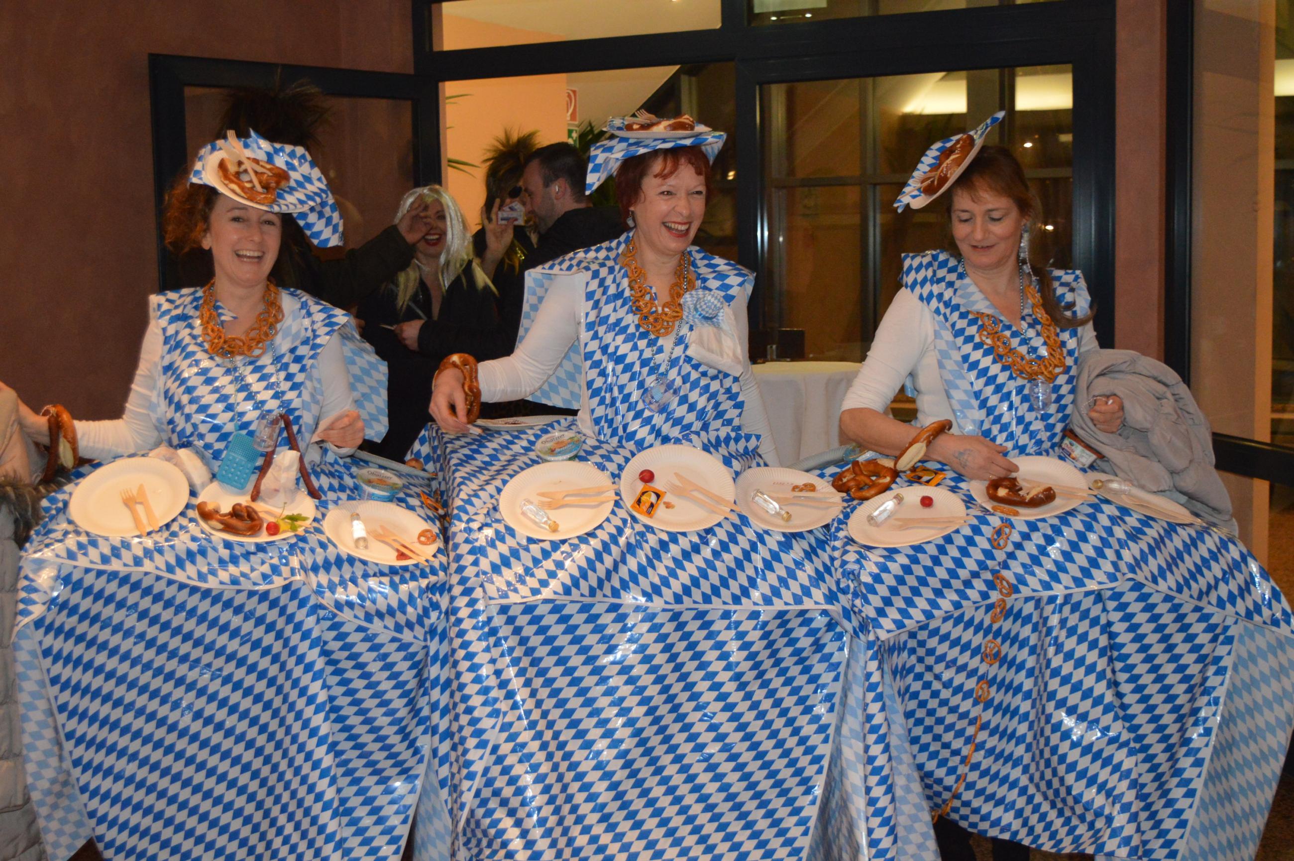 …in München steht ein Hofbräuhaus... in Nearle tobt das Freudenhaus ...