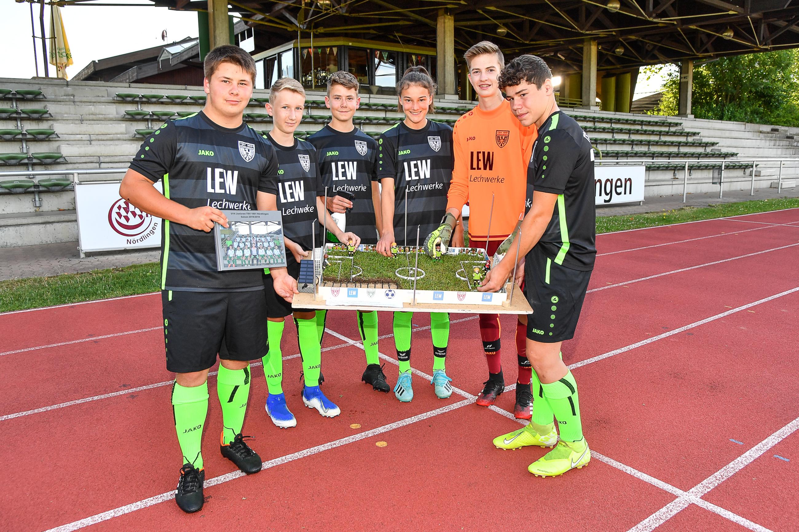 TSV Nördlingen: Juniorenfußballer gewinnen neue Trikots|Nördlingen ...