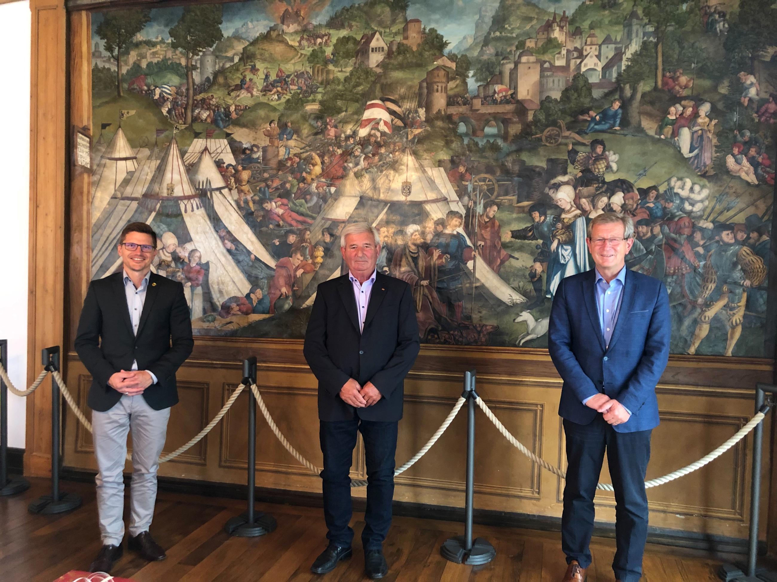 Oberbürgermeister Wittner gratuliert Franz Kugler zum Verdienstkreuz 1 ...