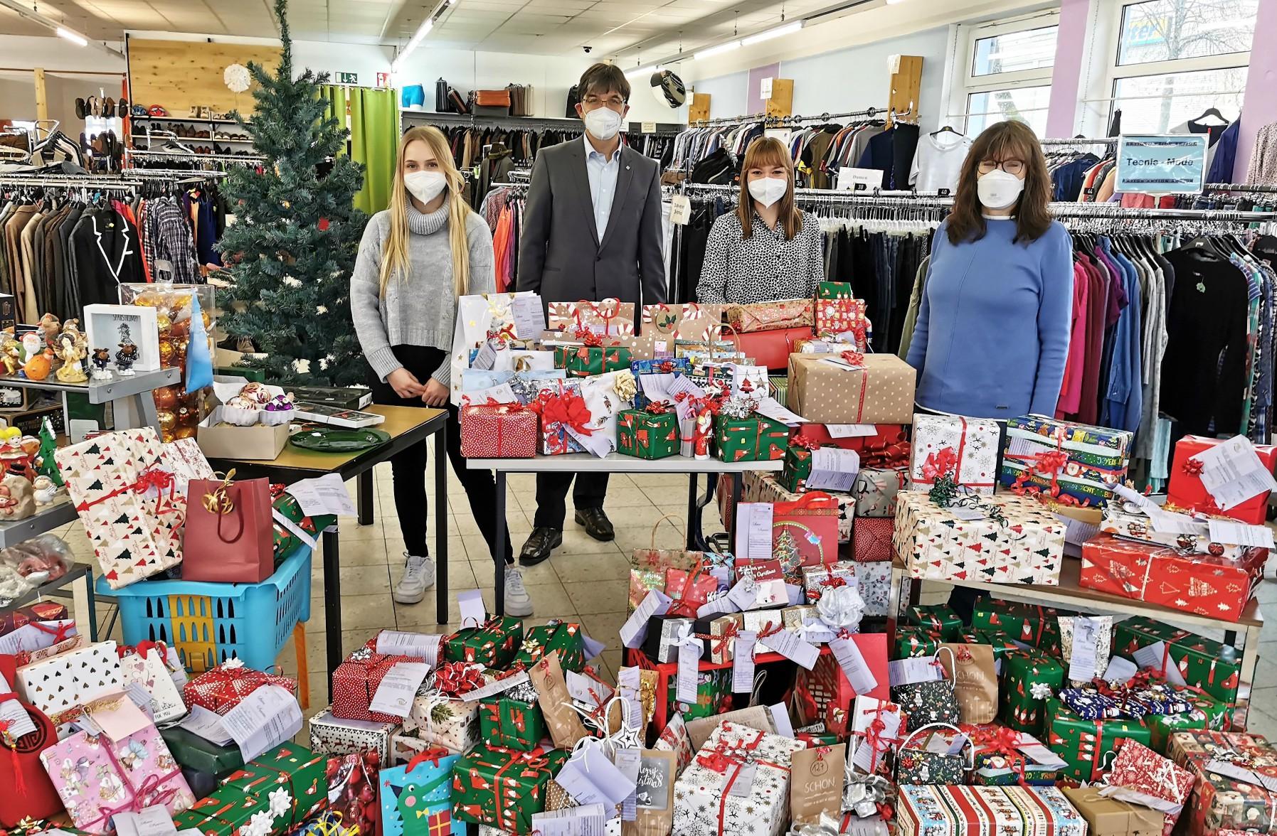 Hama Mitarbeiter erfüllen Weihnachtswünsche|Monheim|Donau-Ries-Aktuell