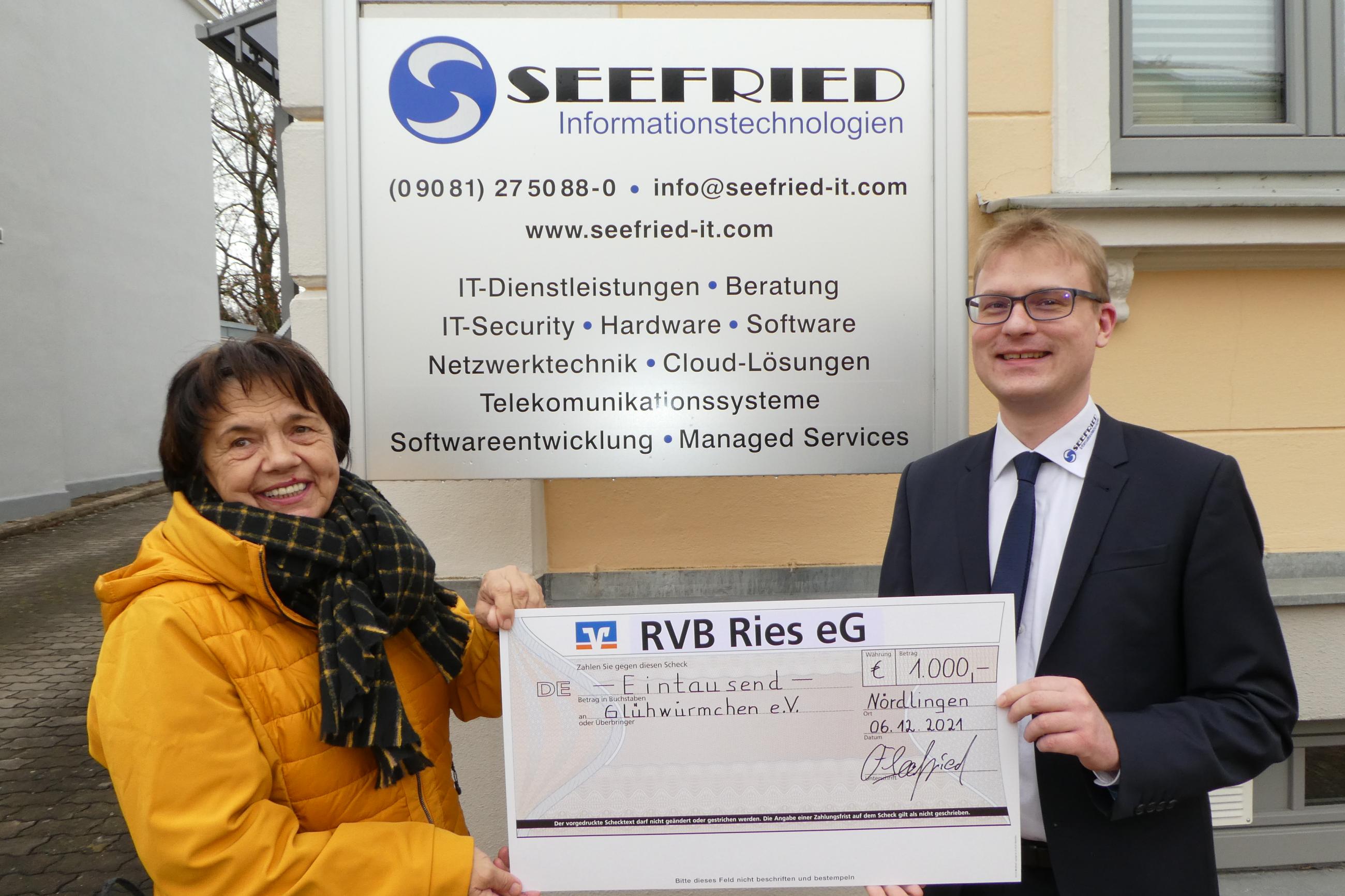 Seefried IT spendet an Glühwürmchen e.V.|Landkreis|Donau-Ries-Aktuell