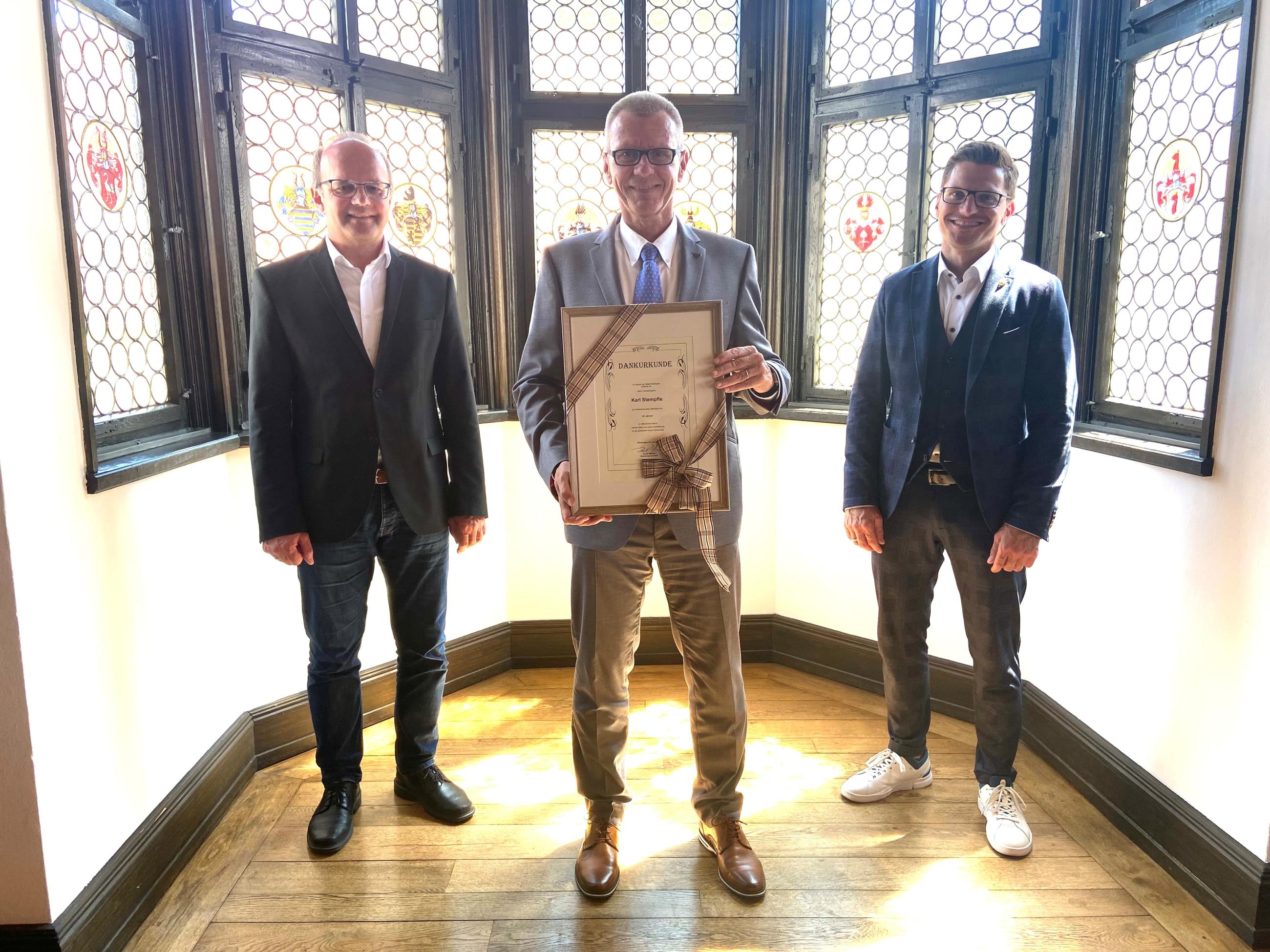 Karl Stempfle für 40 Jahre im Öffentlichen Dienst geehrt|Nördlingen ...