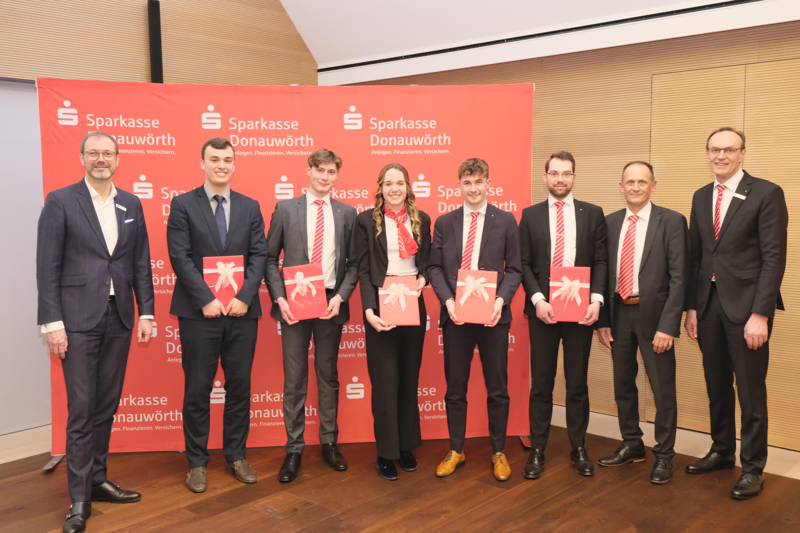 Sparkasse Donauwörth ehrt ihre erfolgreichen Auszubildenden|Donauwörth ...