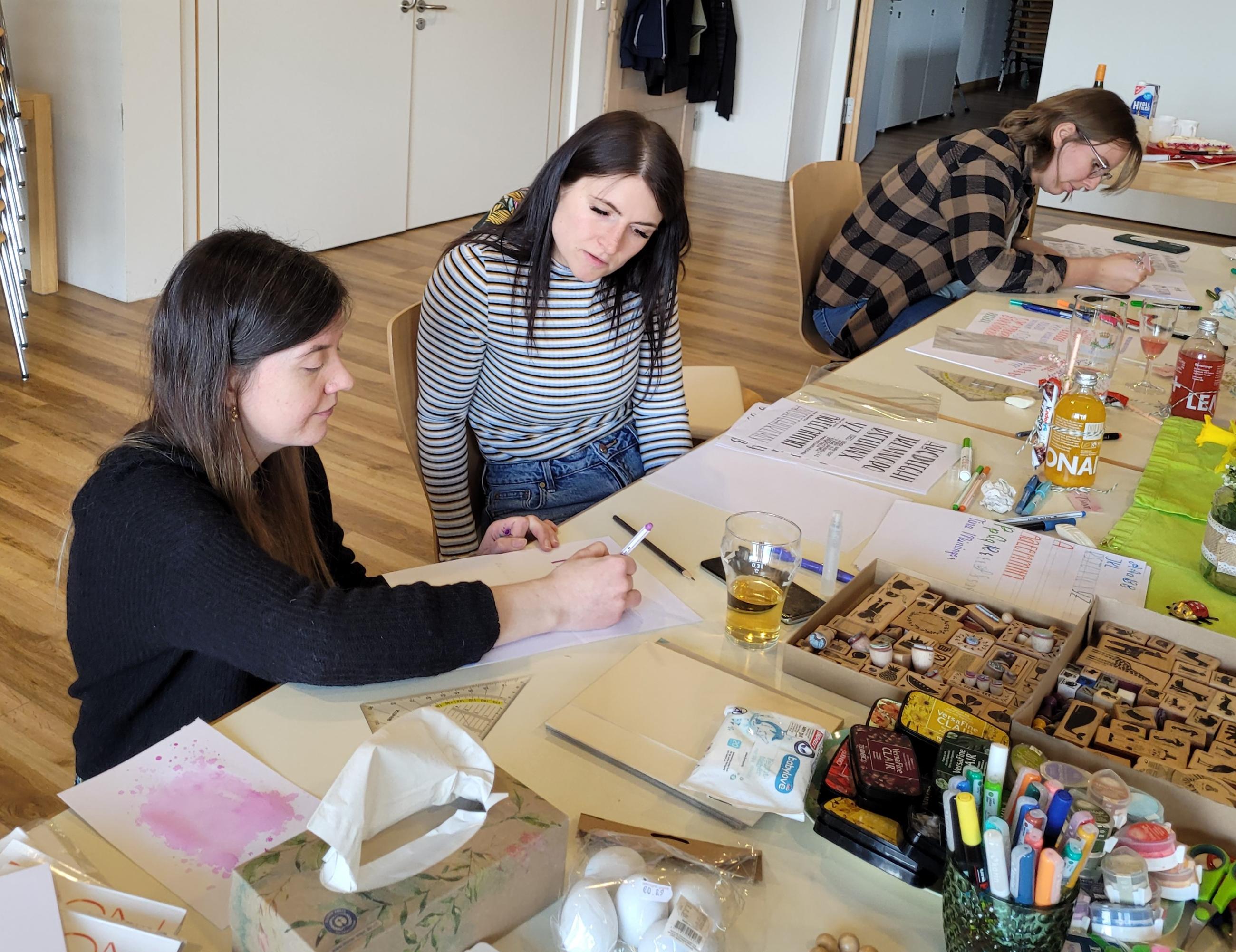 Handlettering auf Lieblingstasse - Kreativkurs im B+ Zentrum||Donau-Ries-Aktuell