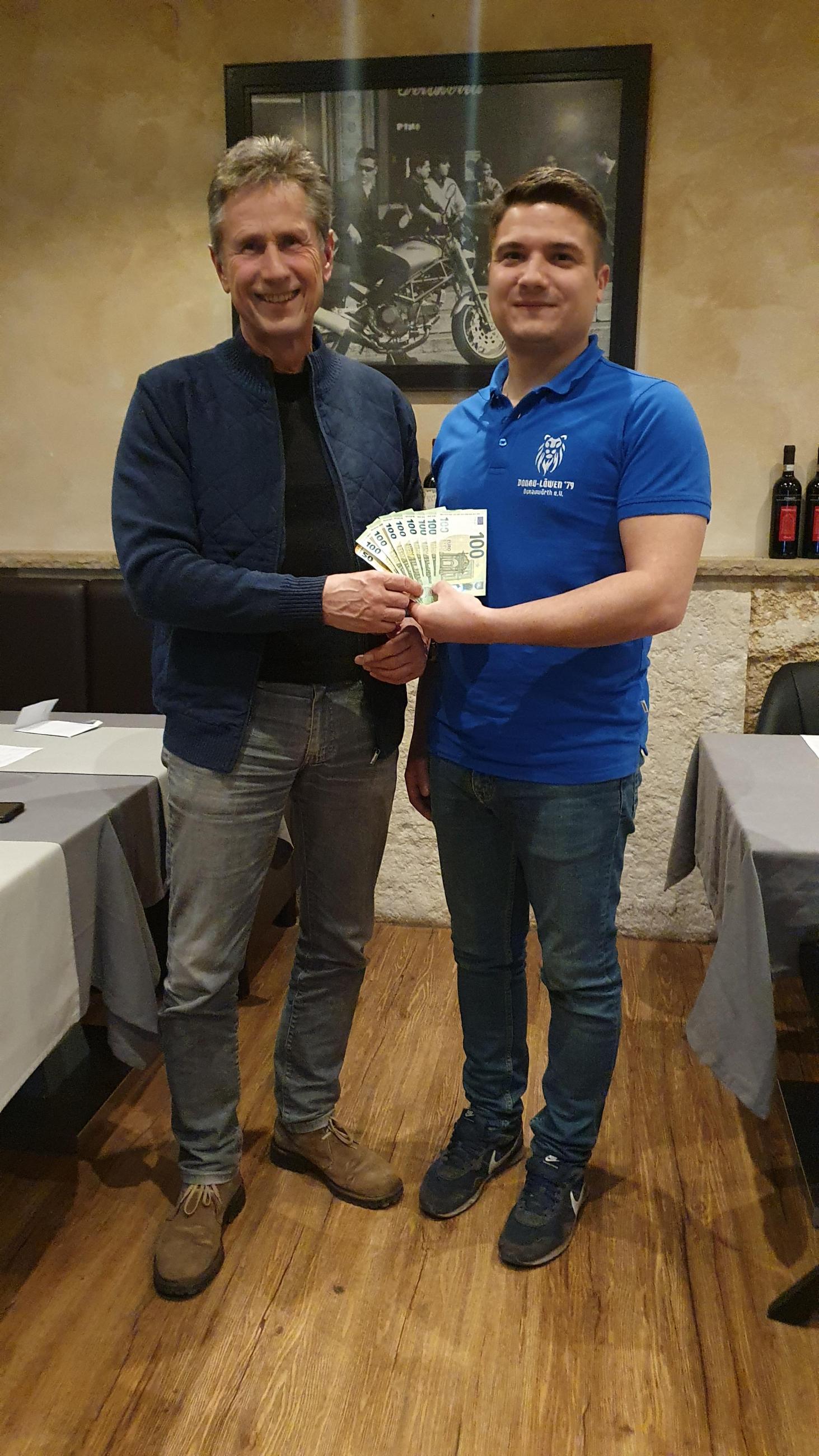 Donau-Löwen 79 übergeben Spende an "Kinder wollen leben, spielen ...