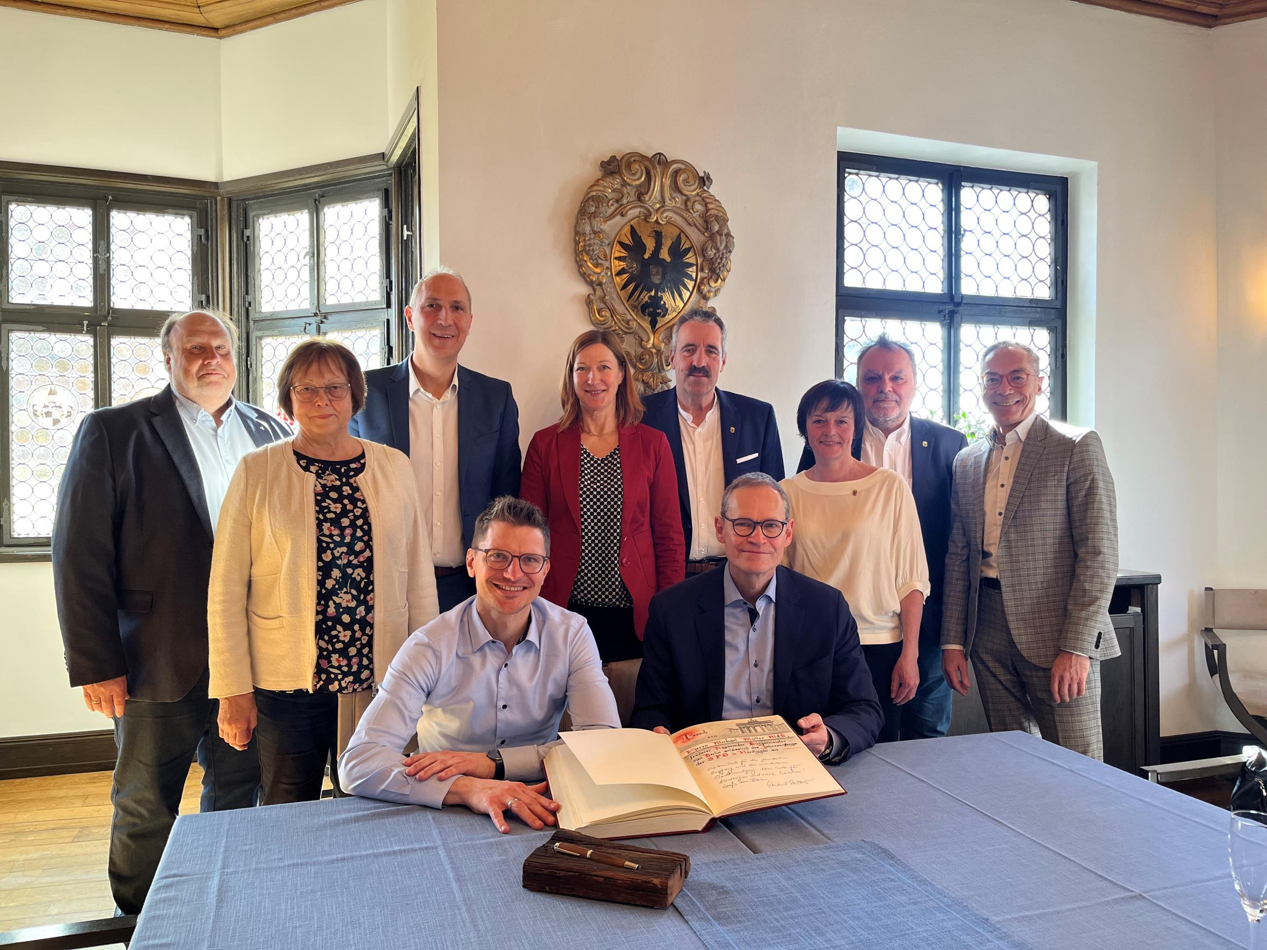 Früherer Regierender Bürgermeister trägt sich in Goldenes Buch ein ...