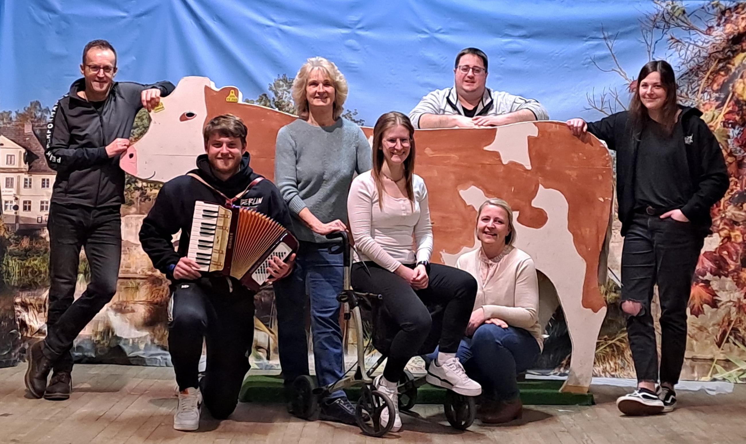 Theatergruppe des TSV Ebermergen spielt „Der Greis ist heiß“|Harburg ...
