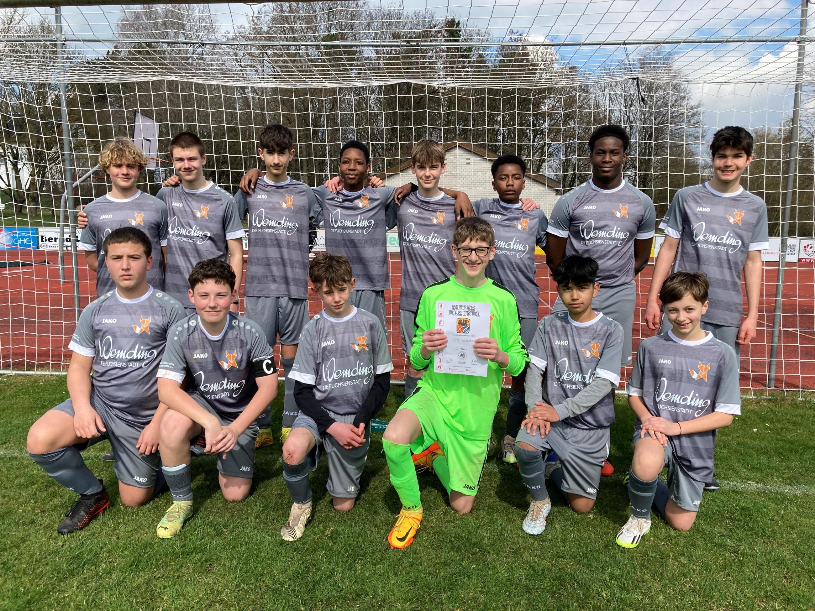 Neue Trikots für die Leonhart-Fuchs-Schule |Wemding|Donau-Ries-Aktuell