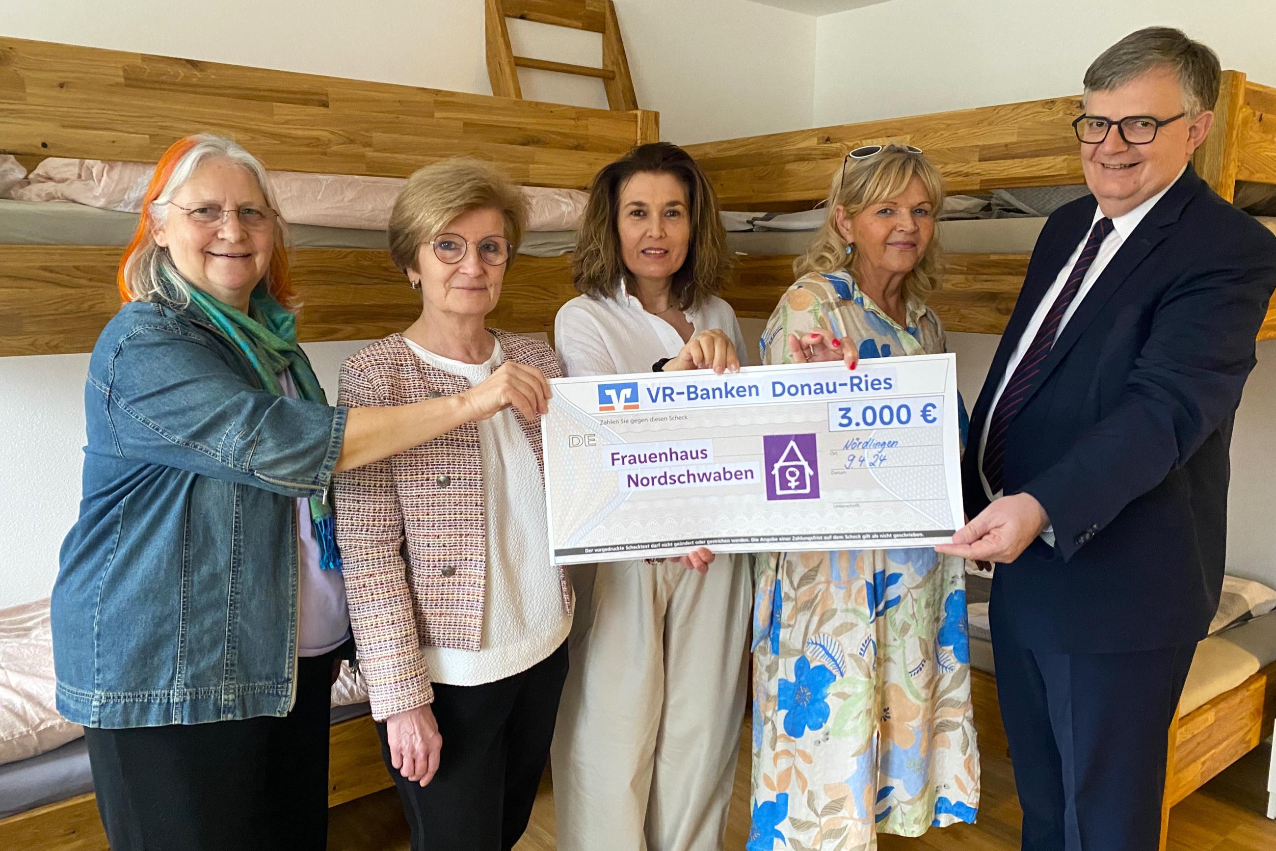 VR-Banken spenden 3000 Euro für das Frauenhaus Nordschwaben |Nördlingen ...