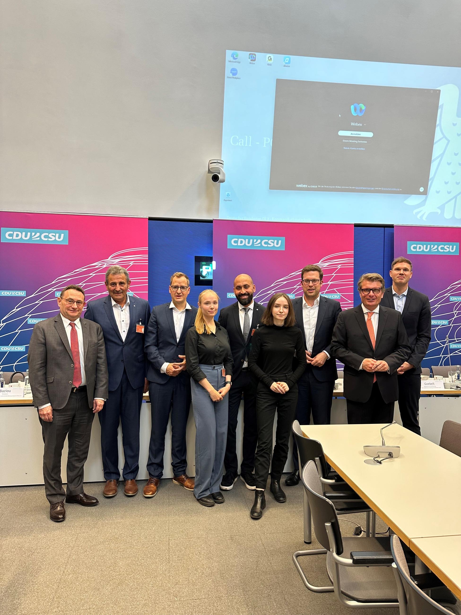 Round Table diskutiert über die aktuellen Probleme des ...
