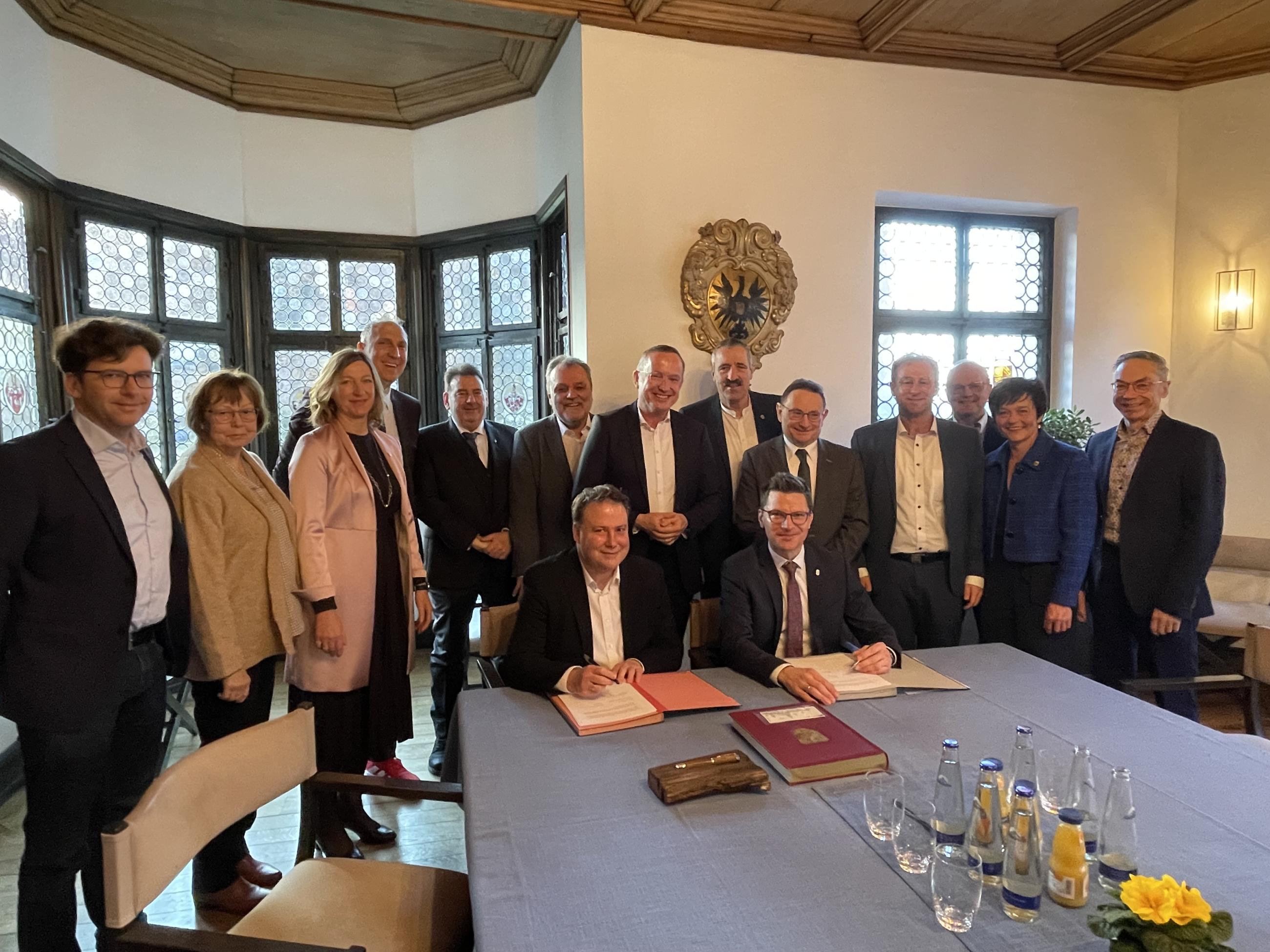 Vereinbarung zur Inneninstandsetzung von St. Georg unterzeichnet ...