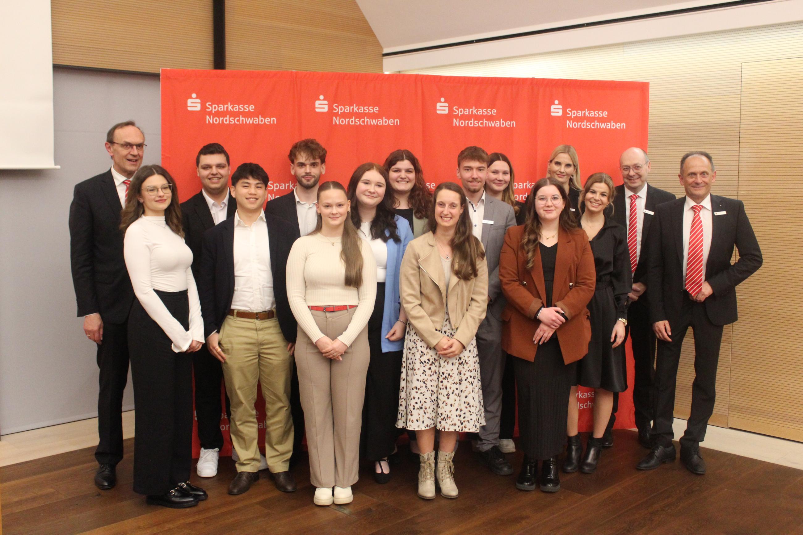 Sparkasse Nordschwaben ehrt Ausbildungsjahrgang|Landkreis|Donau-Ries-Aktuell