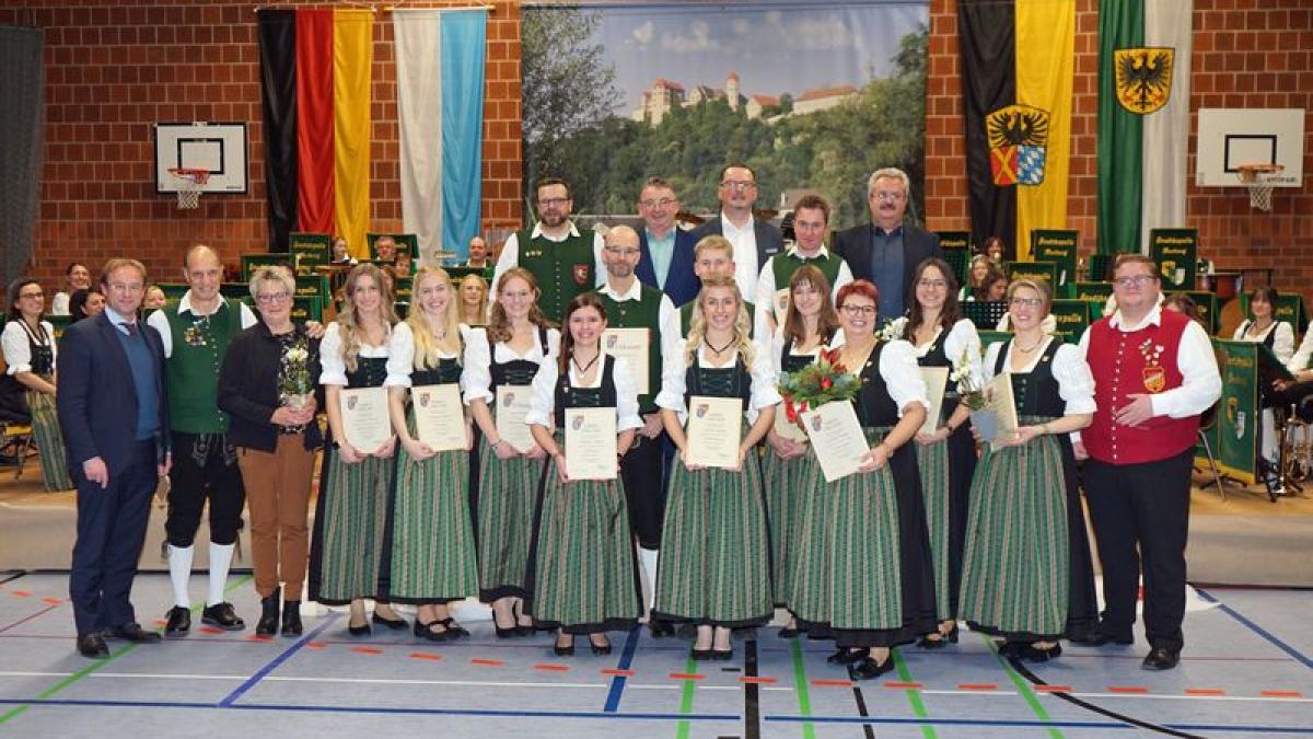Dirigent Franz Fischer erhält diamantene Anstecknadel|Harburg|Donau ...